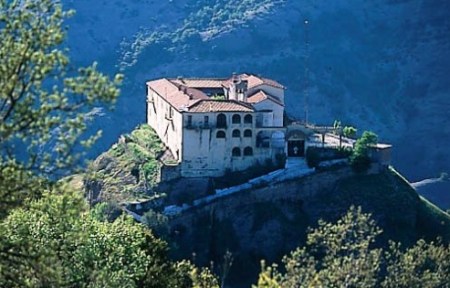 ΙΕΡΑ ΜΟΝΗ ΠΑΝΑΓΙΑΣ ΜΑΚΕΛΛΑΡΙΑΣ ΚΑΛΑΒΡΥΤΩΝ - Μοναστήρια της Ελλάδος
